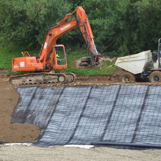 Accroche terre sur talus par géogrille et géoalvéolaire - AGRU
