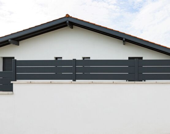 Clôture en aluminium contemportain | MAEZ - KOSTUM Maison Cadiou