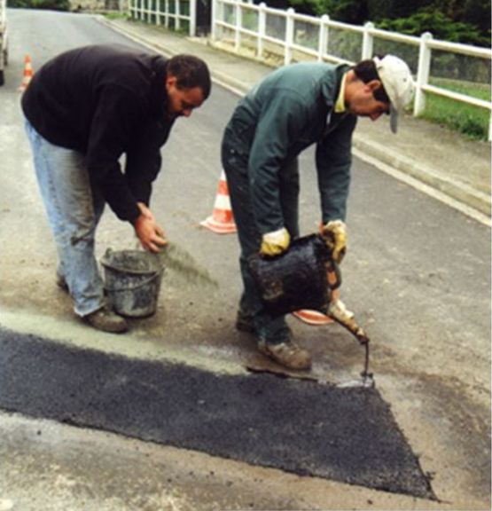 Emulsion de bitume à froid pour réfection de voirie et jointoiement de finition de surface entre ...
