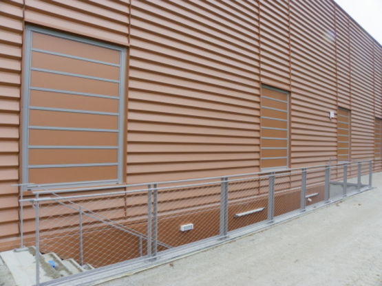 Ouvrant de façade à lames en verre pour ventilation naturelle et ...