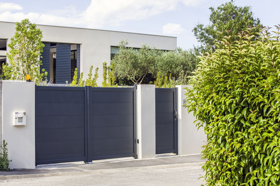 Portail aluminum contemporain battant et coulissant - Profils Systèmes