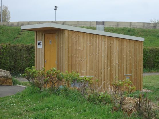 Toilettes publiques autonomes à lombricompostage | Saniverte - SANISPHERE