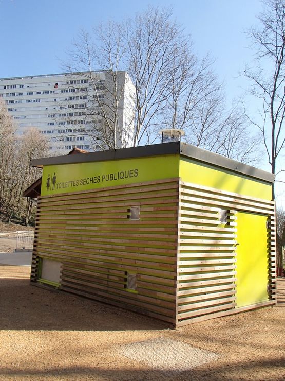 Toilettes publiques autonomes à lombricompostage | Saniverte - SANISPHERE