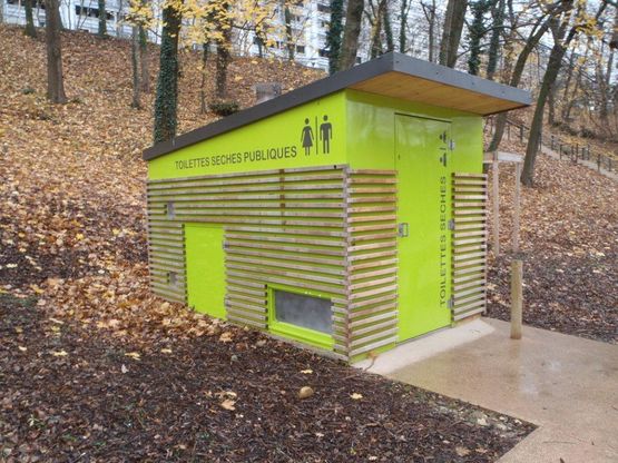 Toilettes publiques autonomes à lombricompostage | Saniverte - SANISPHERE
