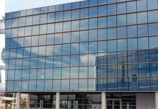 Vitrage de protection solaire à haute transmission lumineuse pour les ...